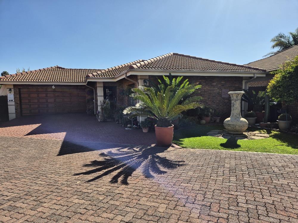 Witfield Townhouse For Sale: 3 bedrooms, garden, double garage ...