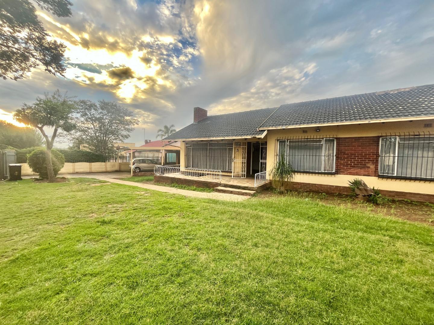 For Sale: House in Elspark with pool, garden, and ample parking options ...