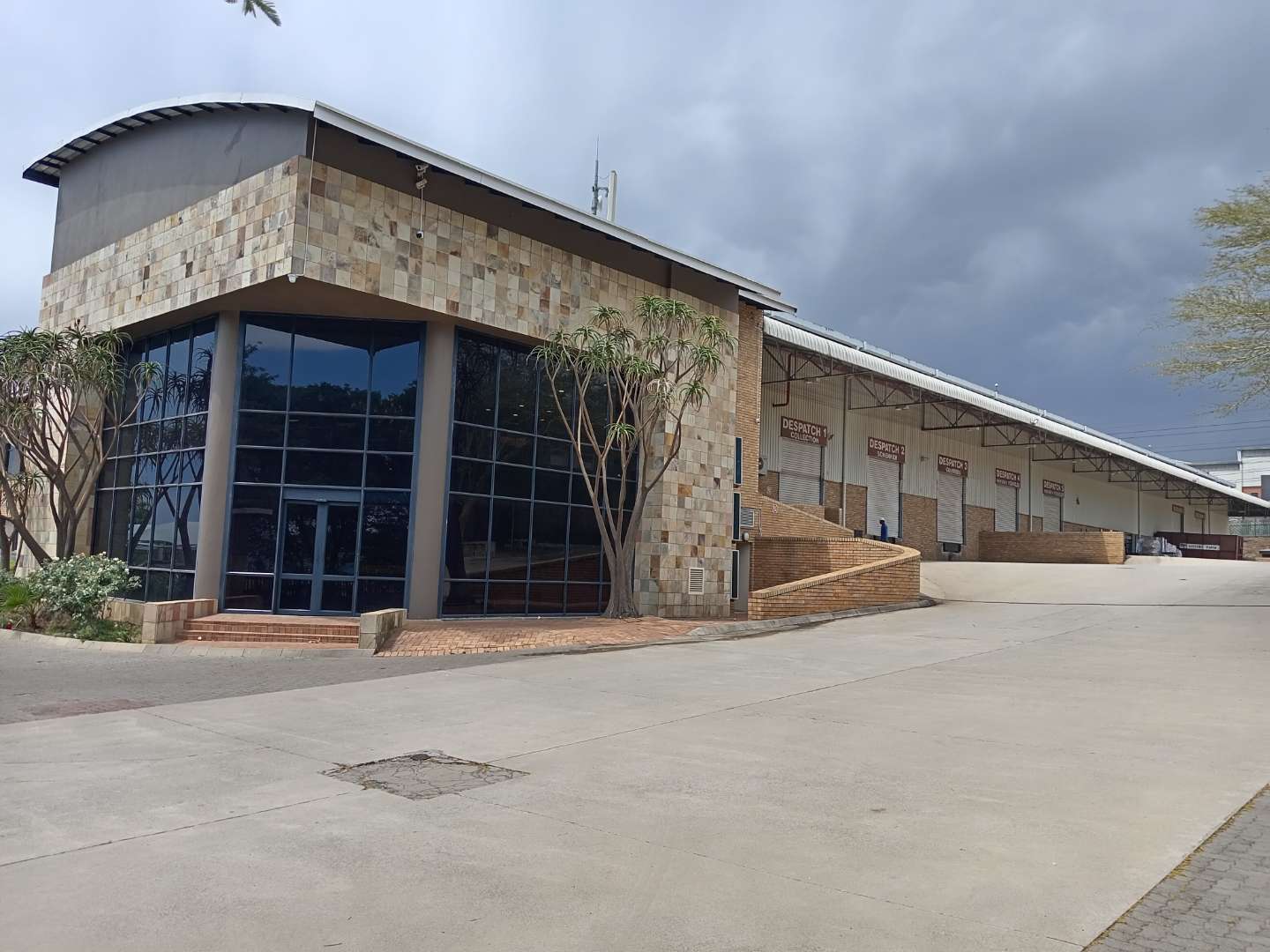 8500m2 Industrial Warehouse To Rent in Linbro Park with office space ...