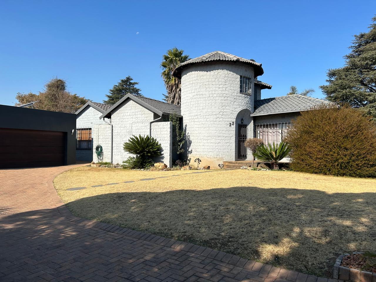 For Sale: House in Elspark with pool, solar system, and spacious living ...