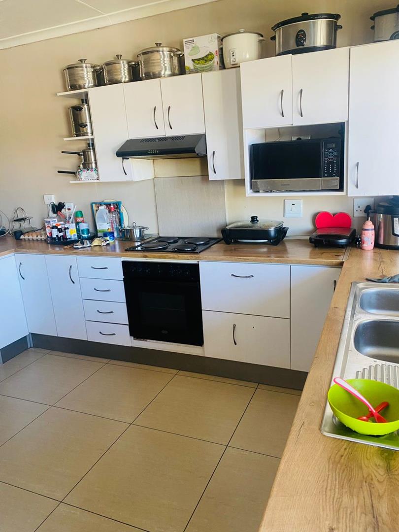 For Sale: Rocky Crest Apartment with balcony, communal braai, and 24 ...