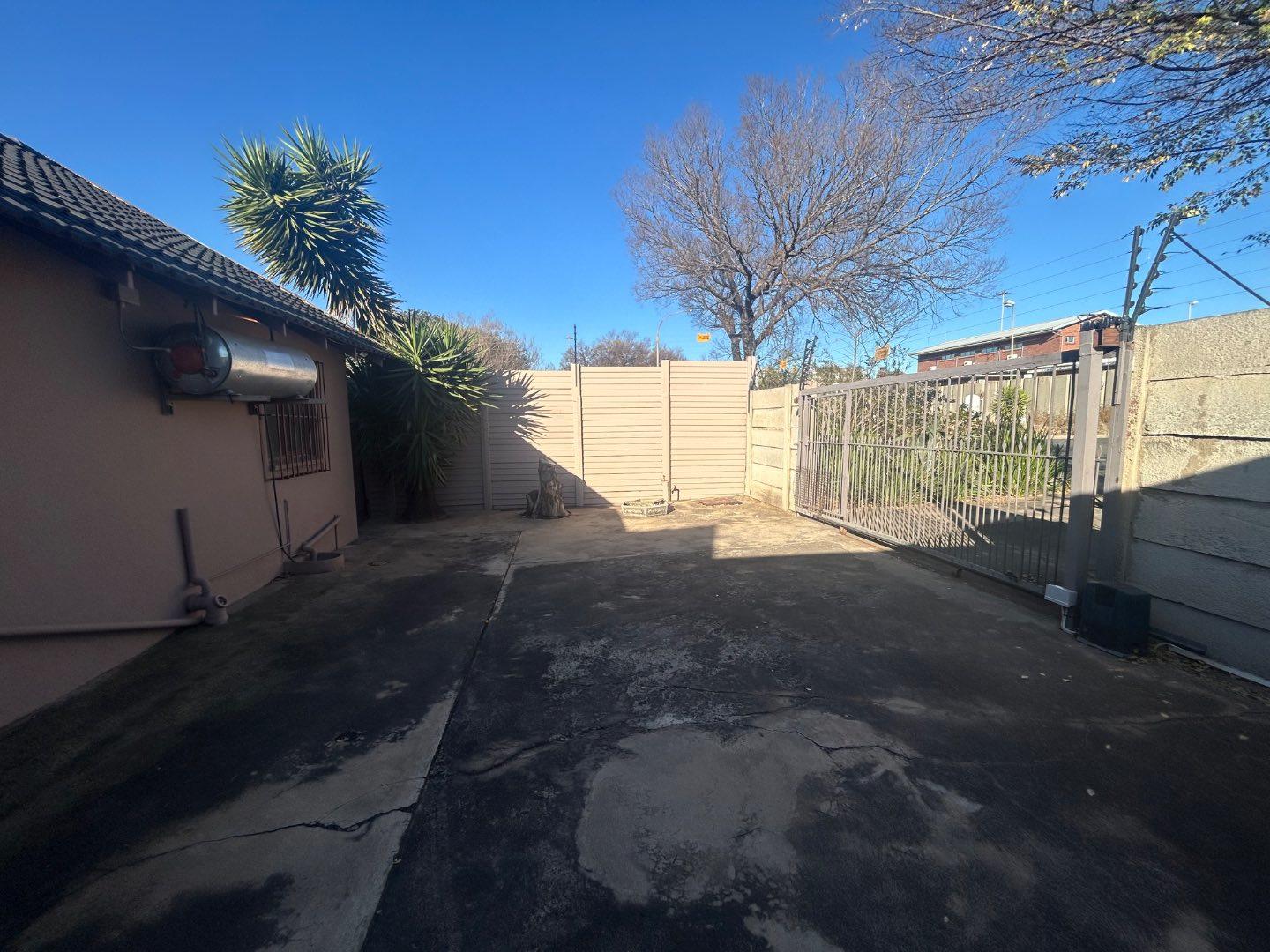 Cottage To Rent in General Alberts Park with Private Garden and Parking ...