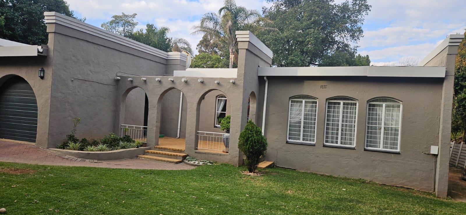 Northcliff House To Rent: 4 bedrooms, pool, garage, pet-friendly ...