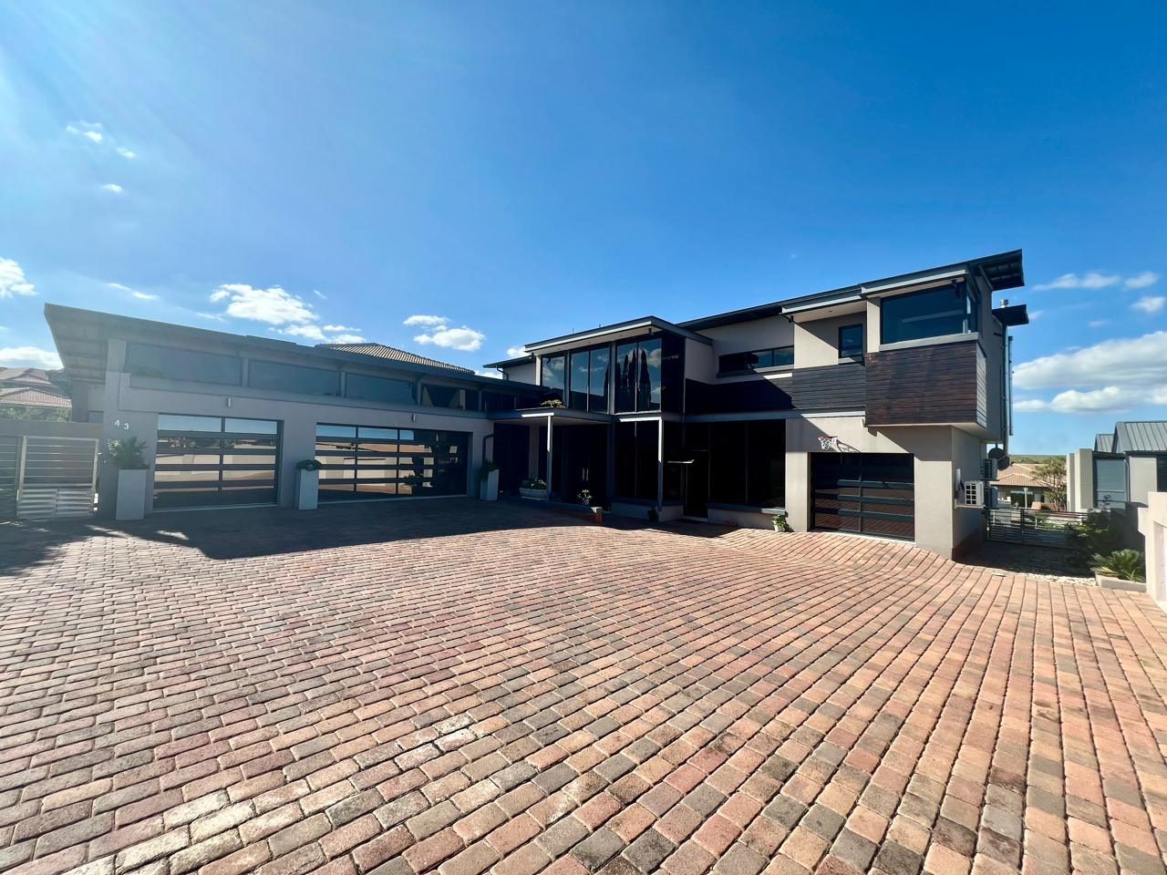 For Sale: House in Bankenveld with pool, golf access, and 24/7 security ...