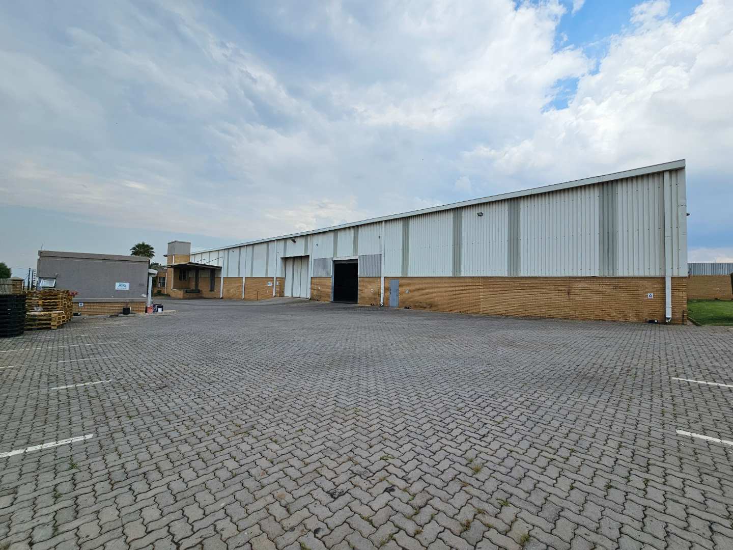 Industrial warehouse for sale in Jet Park with 3-phase power and ample ...