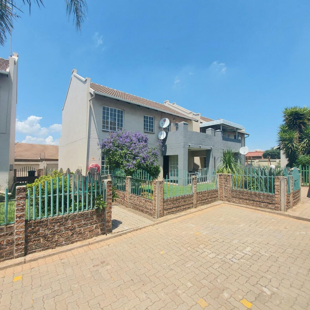 Bartlett Townhouse To Rent: 3 Bedrooms, balcony, pool access, near El ...