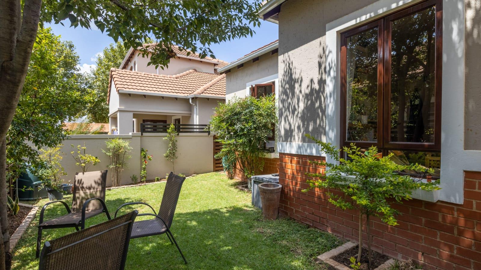 Broadacres Townhouse To Rent: 3 beds, garden, pool, 24-hour security ...