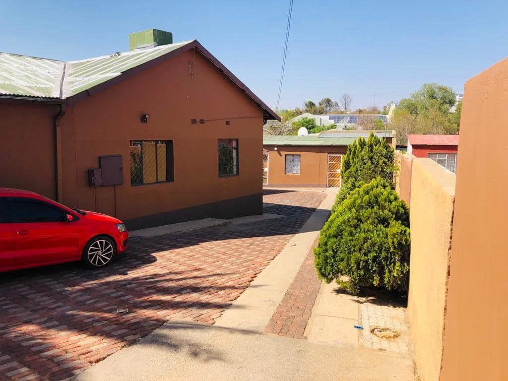 House for Sale in Windhoek North: 3 bedrooms, 2 apartments, tuck shop ...