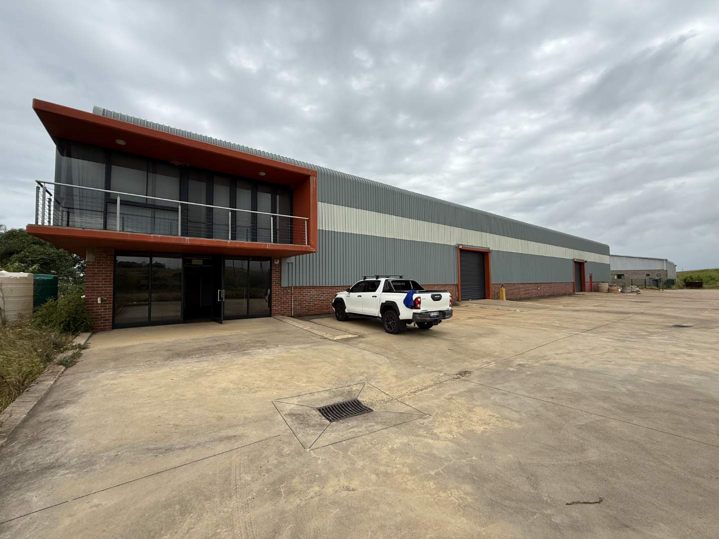 1880m2 Industrial Facility To Rent in Shakaskraal Central with ample ...