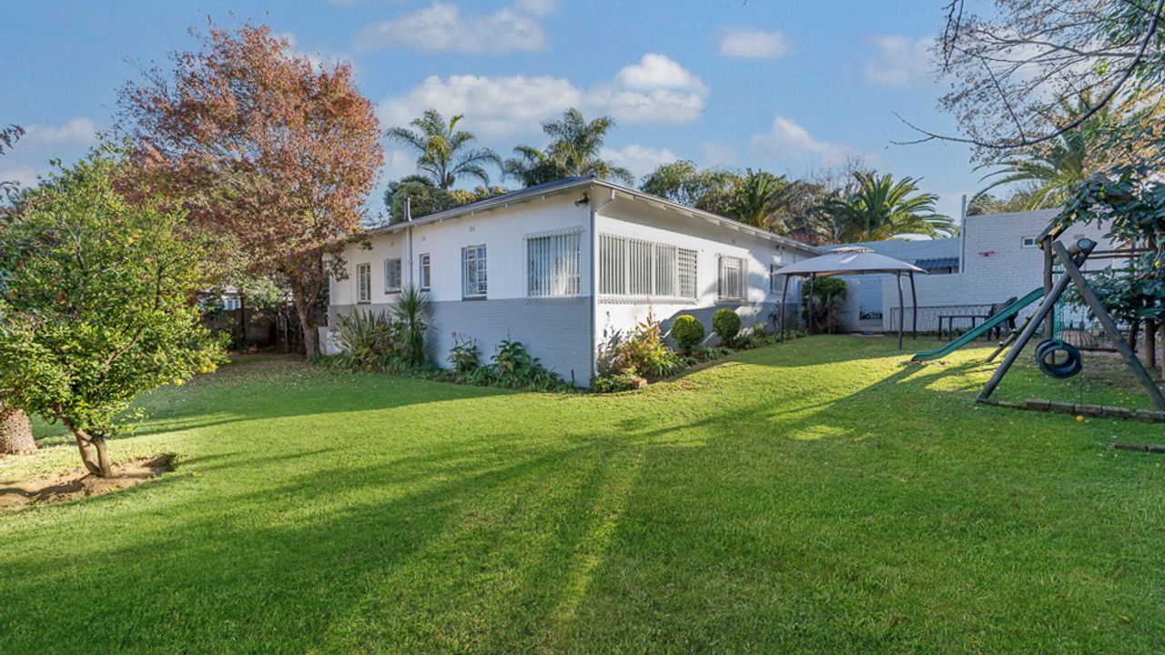 Charming Sydenham House with Refurbished Features, Spacious Rooms, and ...