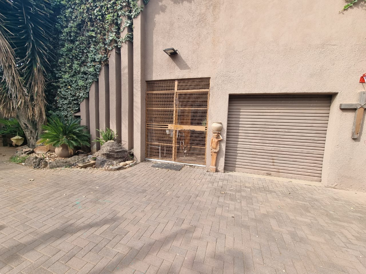 Spacious 6-bedroom house with pool, jacuzzi, and double garage in Arcon ...