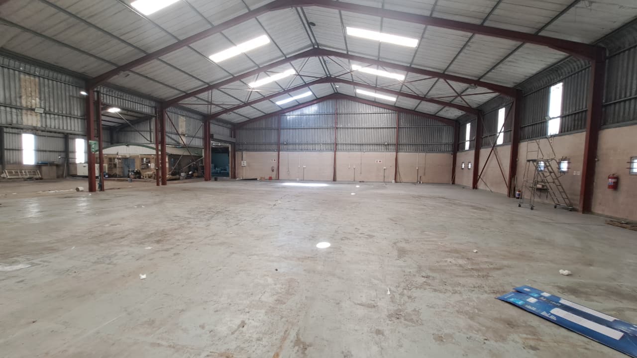 2250 m² Industrial Warehouse To Rent in Alton with truck access and ...