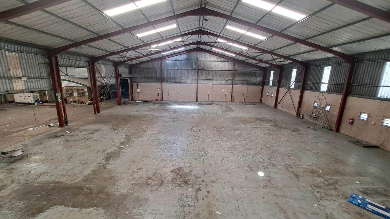 2250 m² Industrial Warehouse To Rent in Alton with truck access and ...