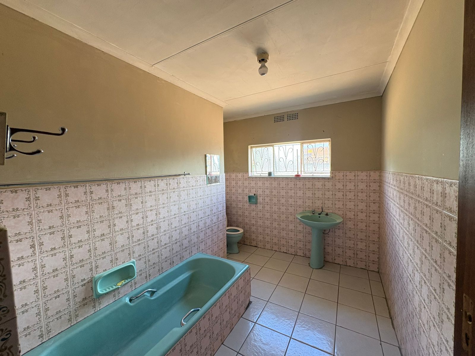 For Sale: House in Bo Dorp with 3 beds, large stand, and separate unit ...