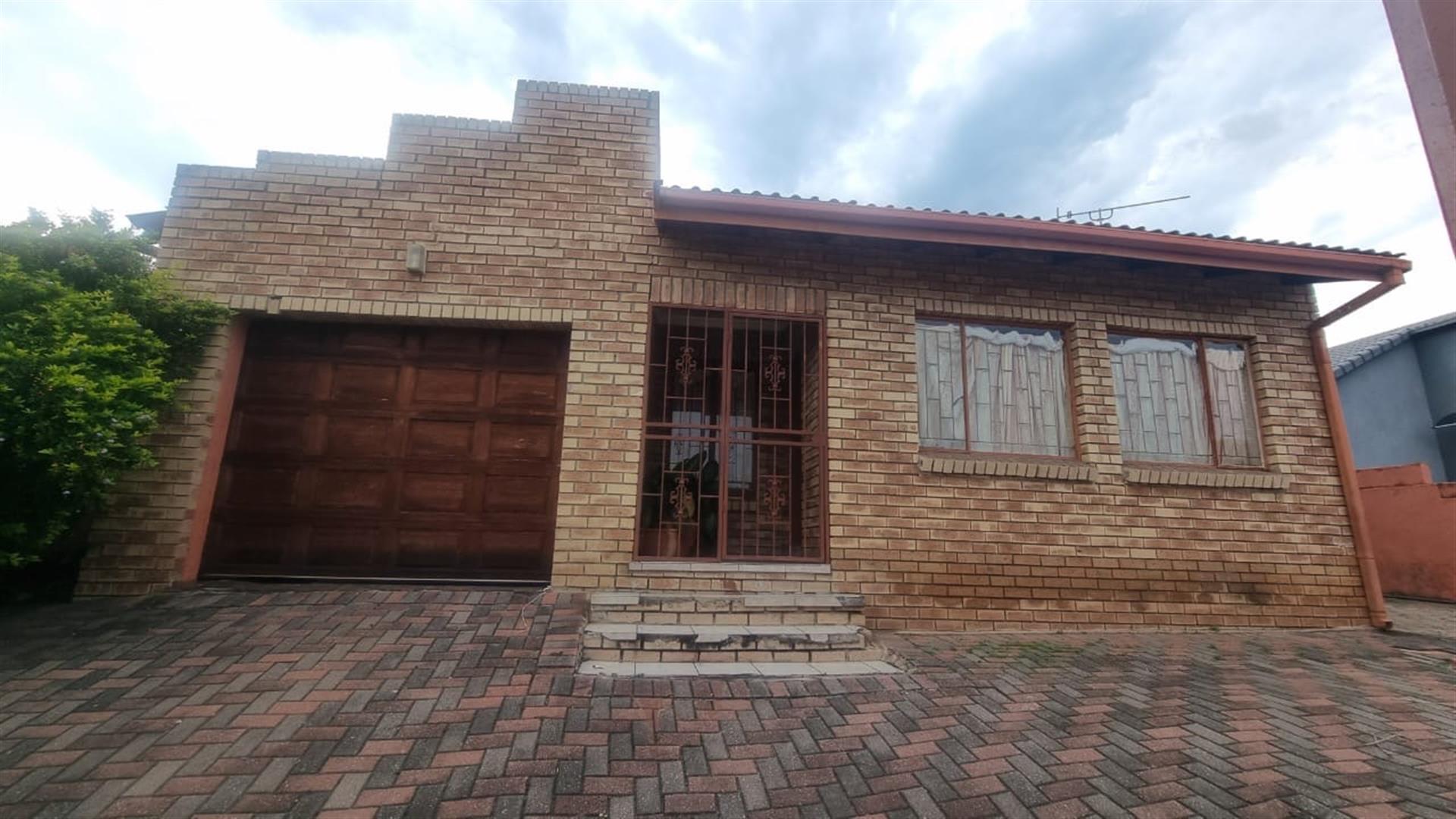 House To Rent in West Acres: 4 bedrooms, 2 bathrooms, single garage. # ...