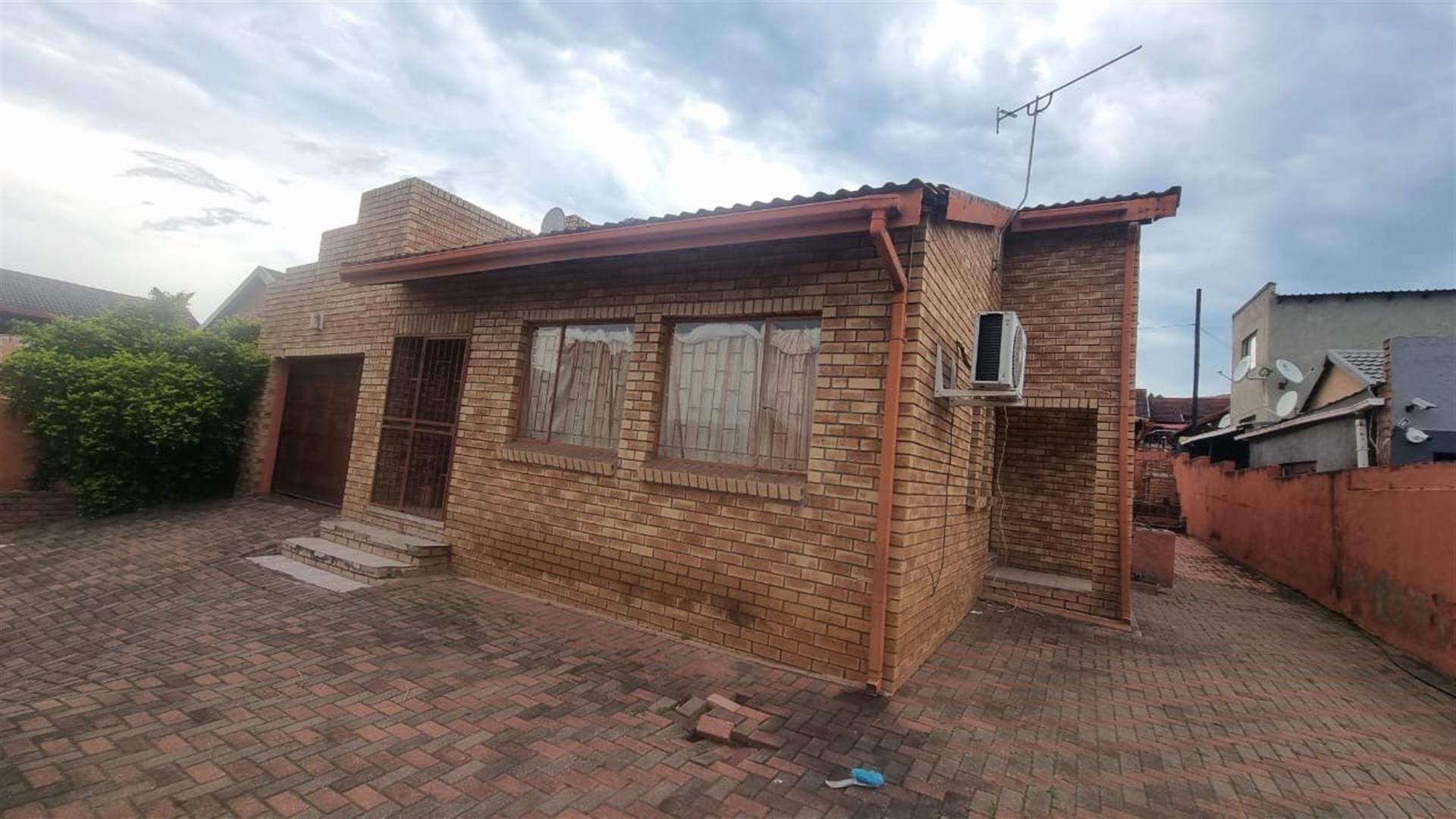 House To Rent in West Acres: 4 bedrooms, 2 bathrooms, single garage. # ...