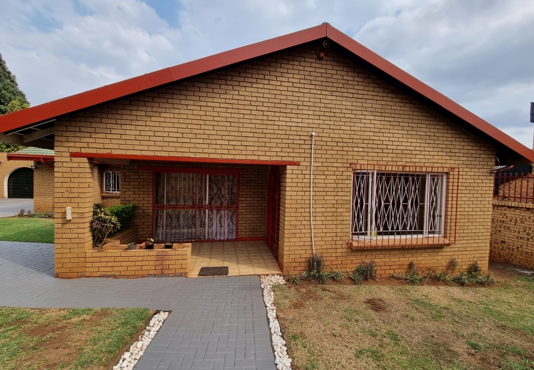 Laudium House For Sale: 4 bedrooms, pool, study, garage, security ...