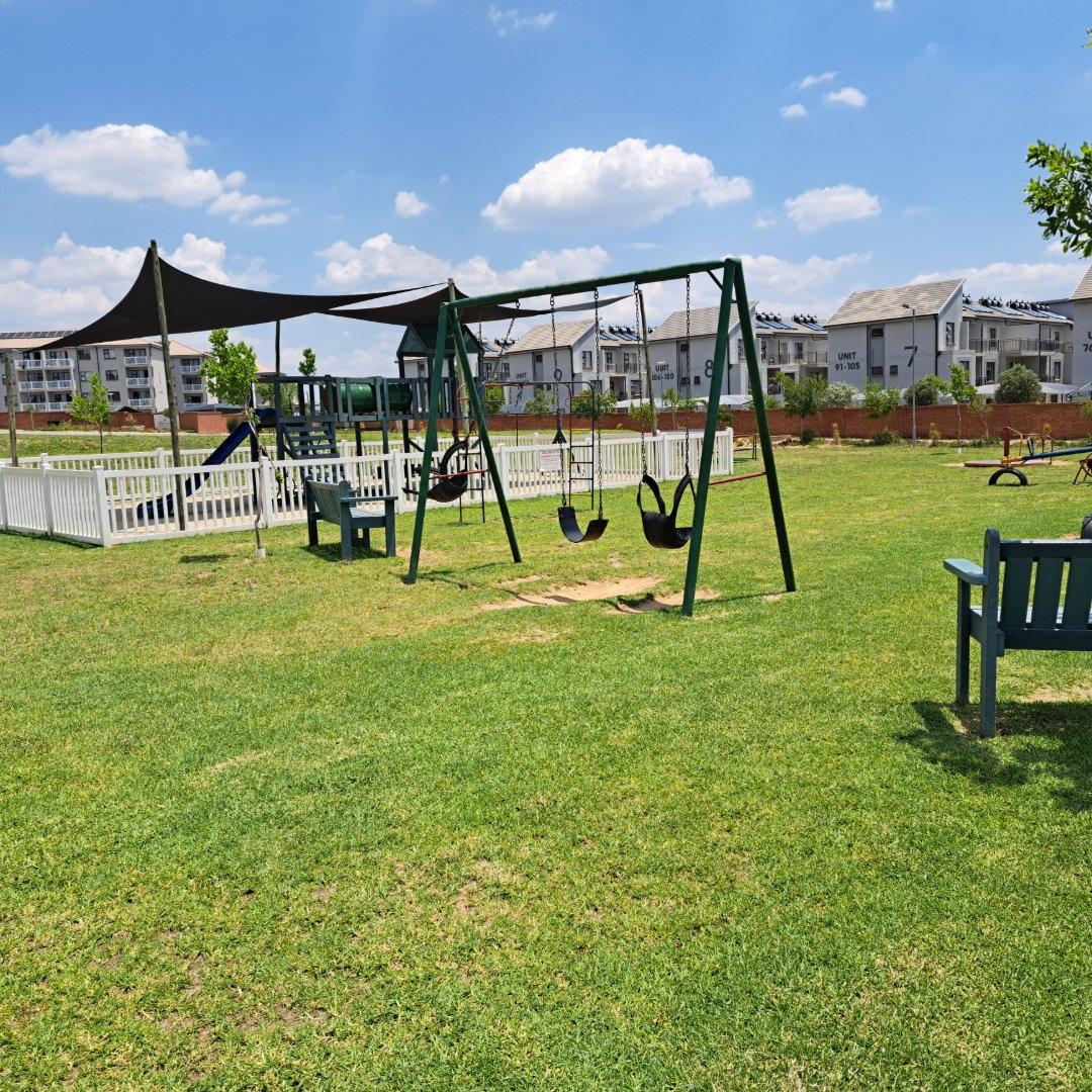 2-Bedroom Apartment To Rent in The Reeds with security and parking ...