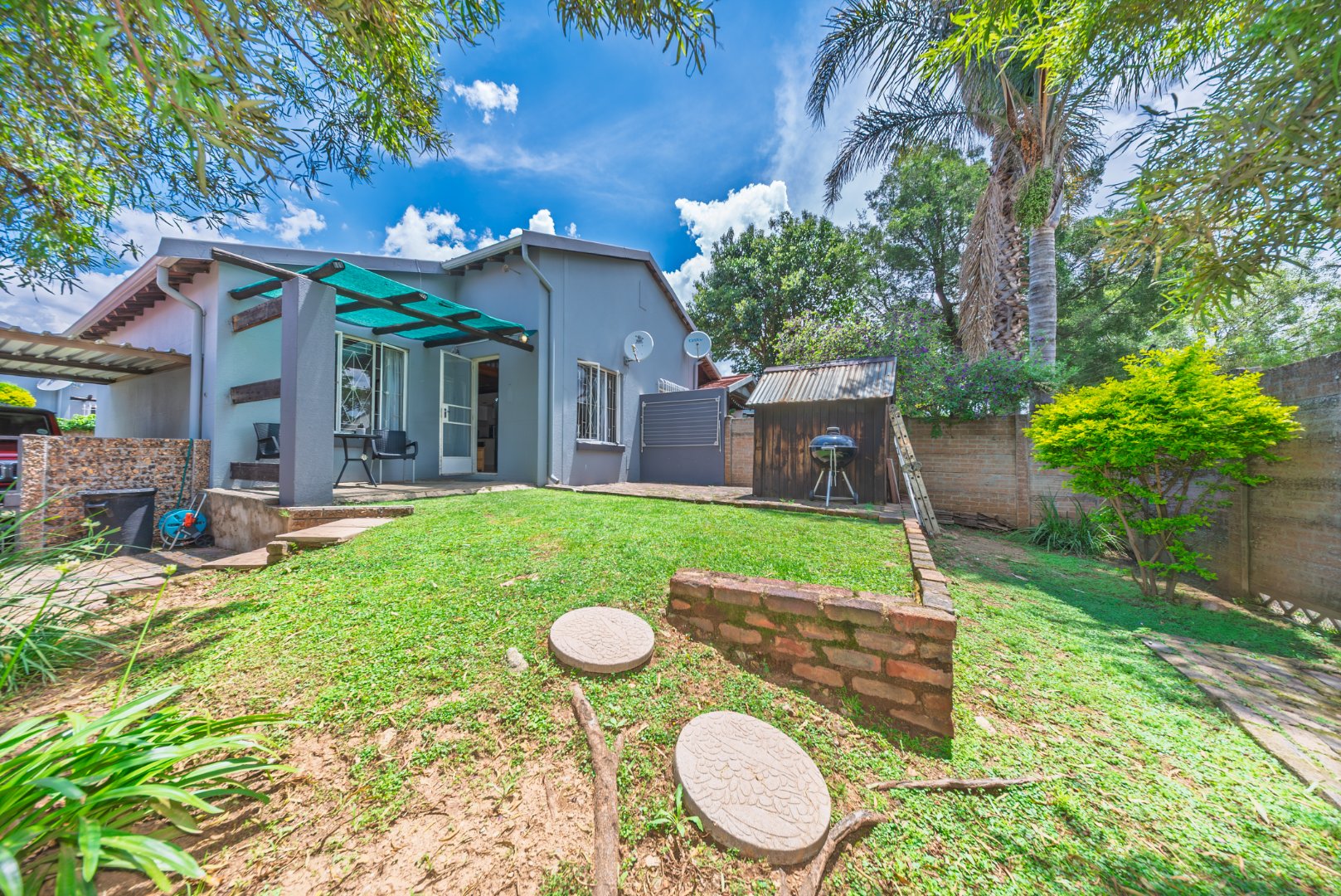 Eden Glen Townhouse For Sale: Open plan living, loft, private garden ...