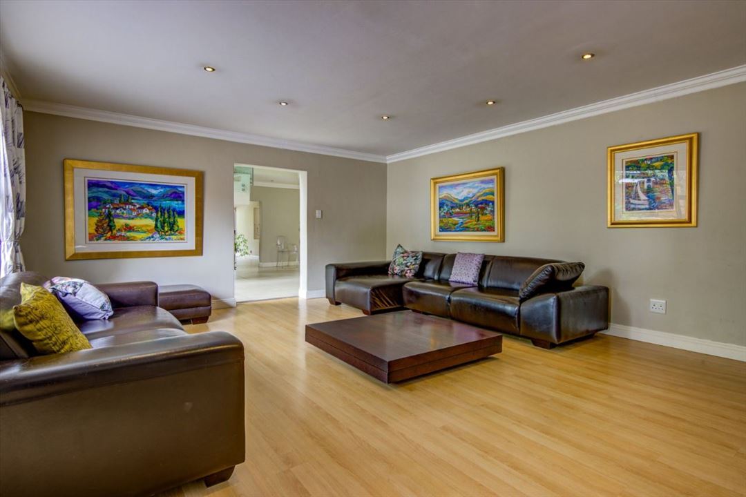 For Sale: Spacious 5-bedroom house in Alphen Park with pool and ...